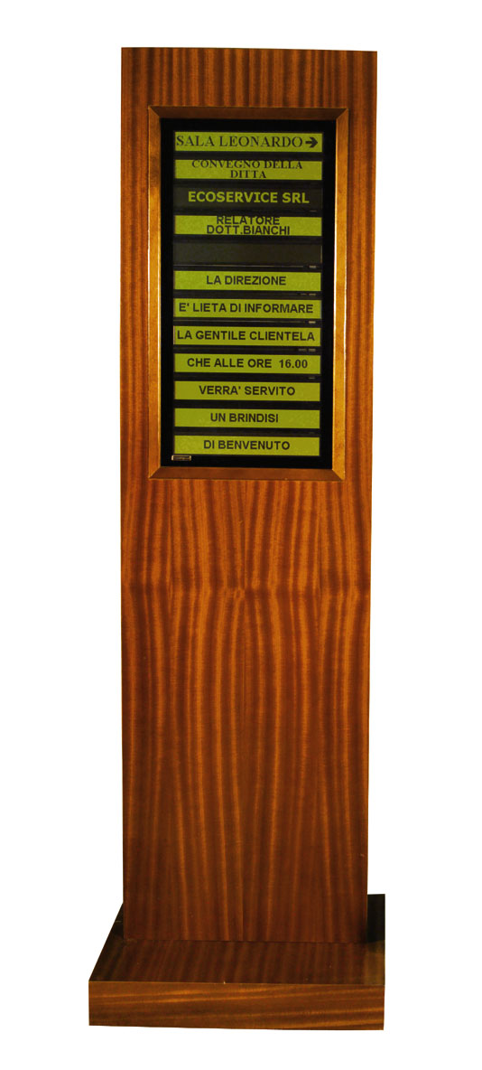 Totem informativo de madera con display